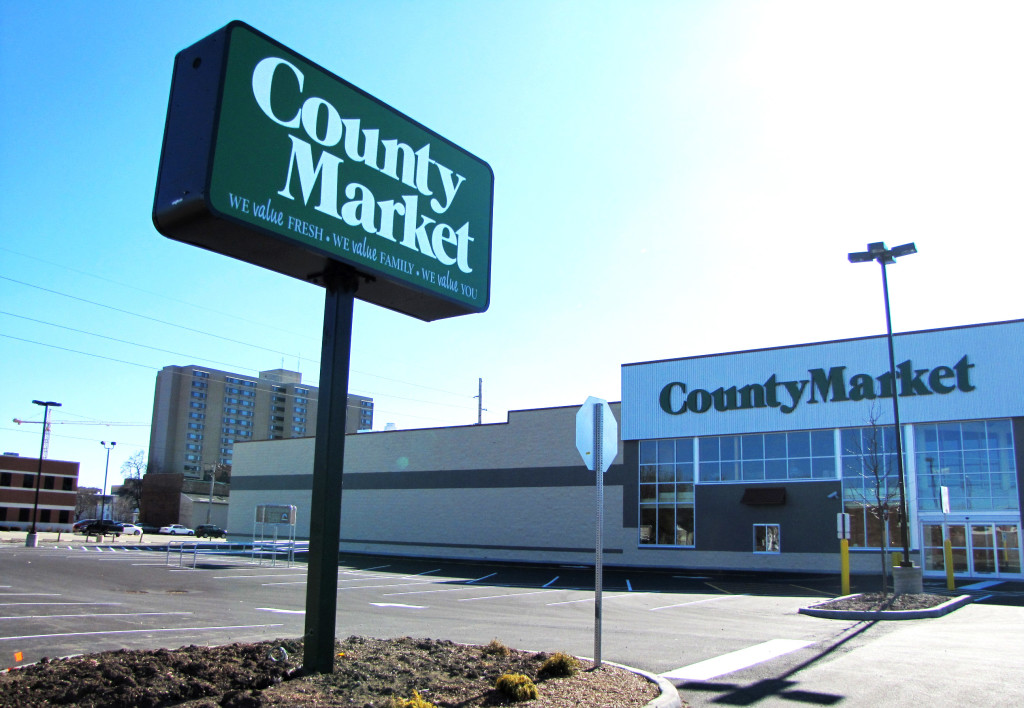 Niemann Foods Pylon Sign - Ace Sign Co